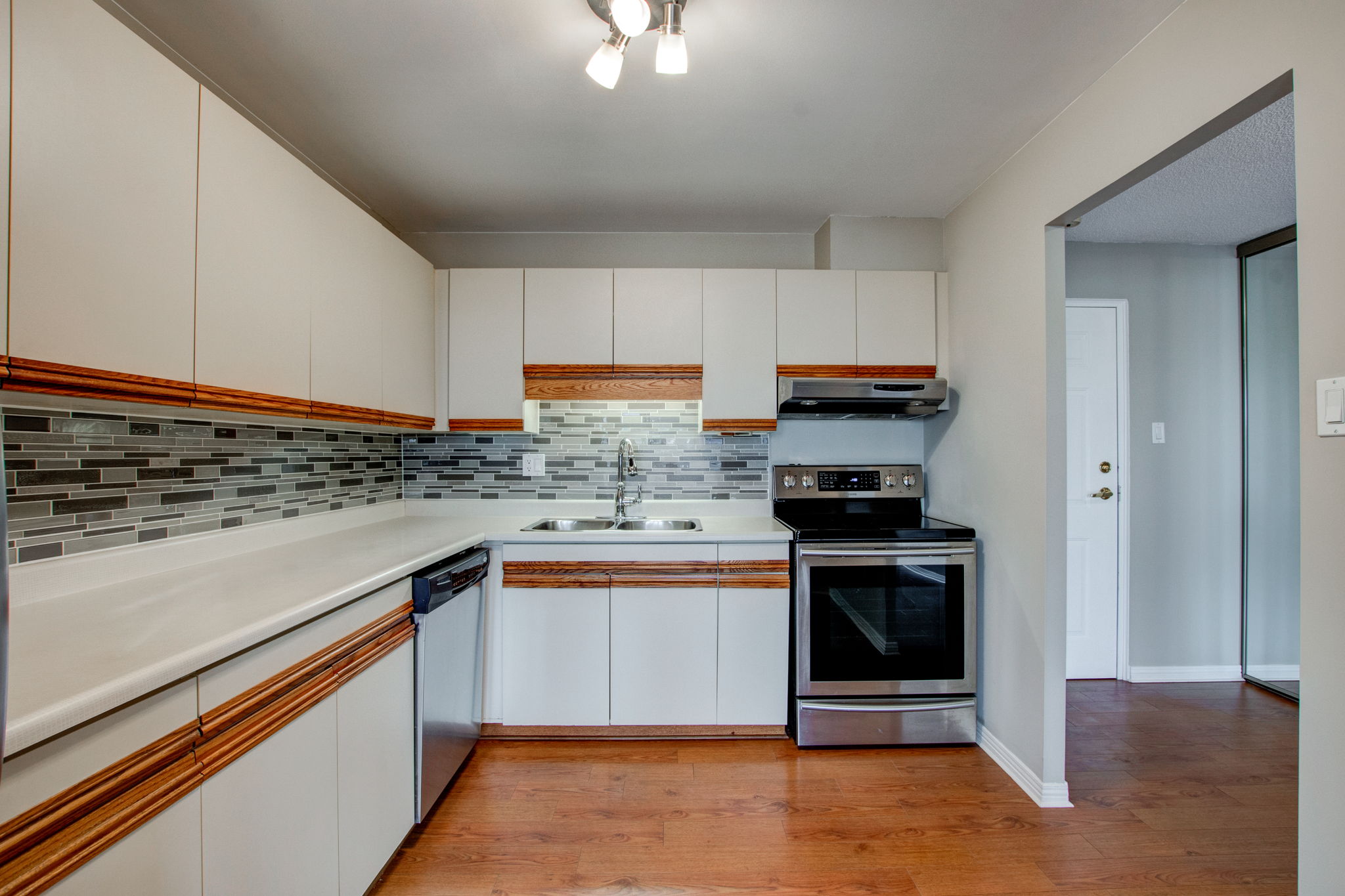 1180 Commissioners Rd W 703, London, ON N6K 4J2 | TourMe.ca / Lemontree