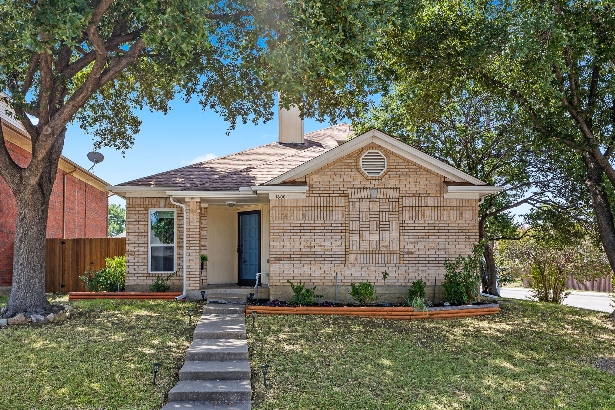 1600 Kingspoint Dr, Carrollton, TX 75007