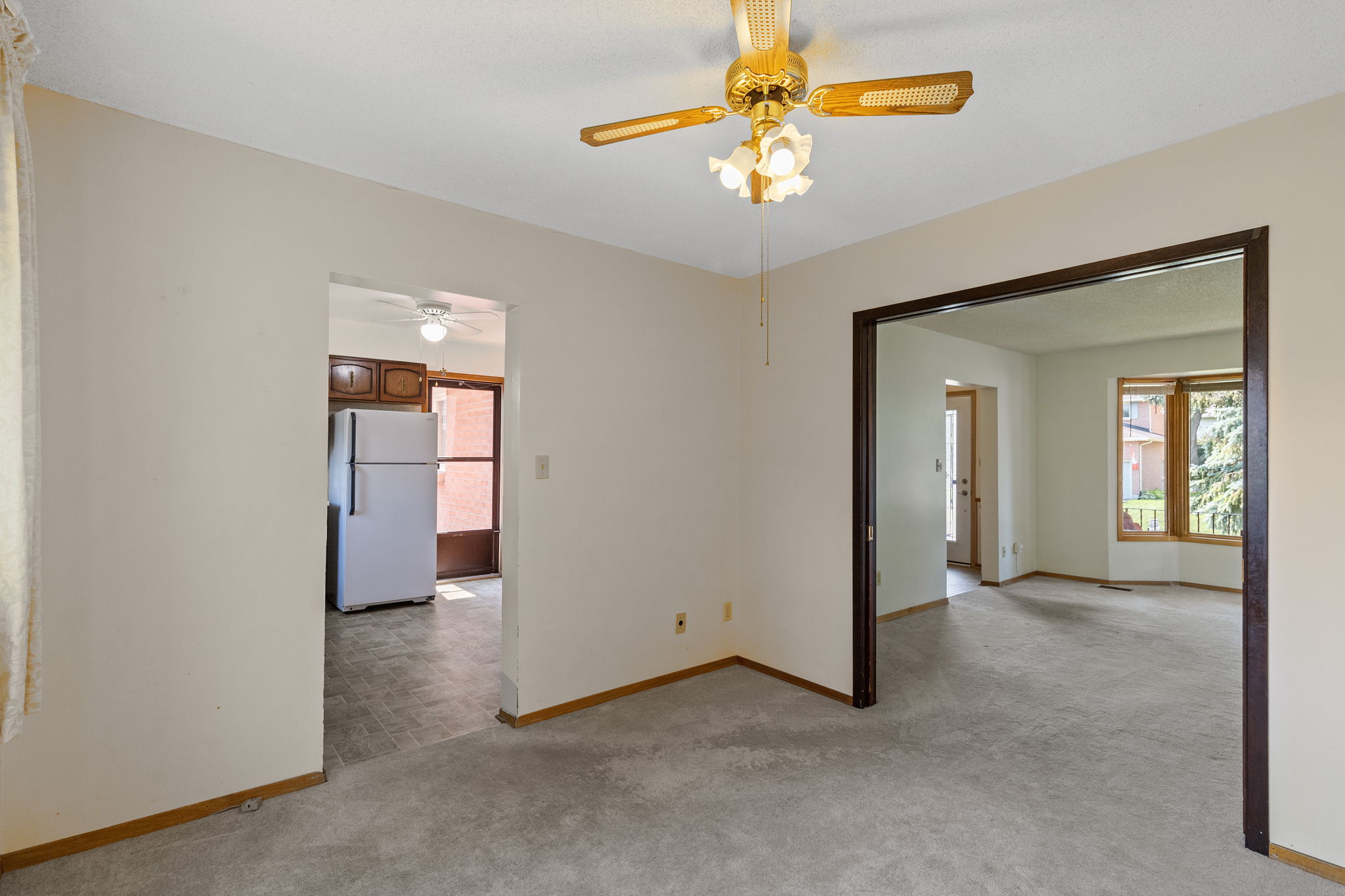 215 Colonel Douglas Crescent, Brockville, ON K6V 6W1 | Amo360