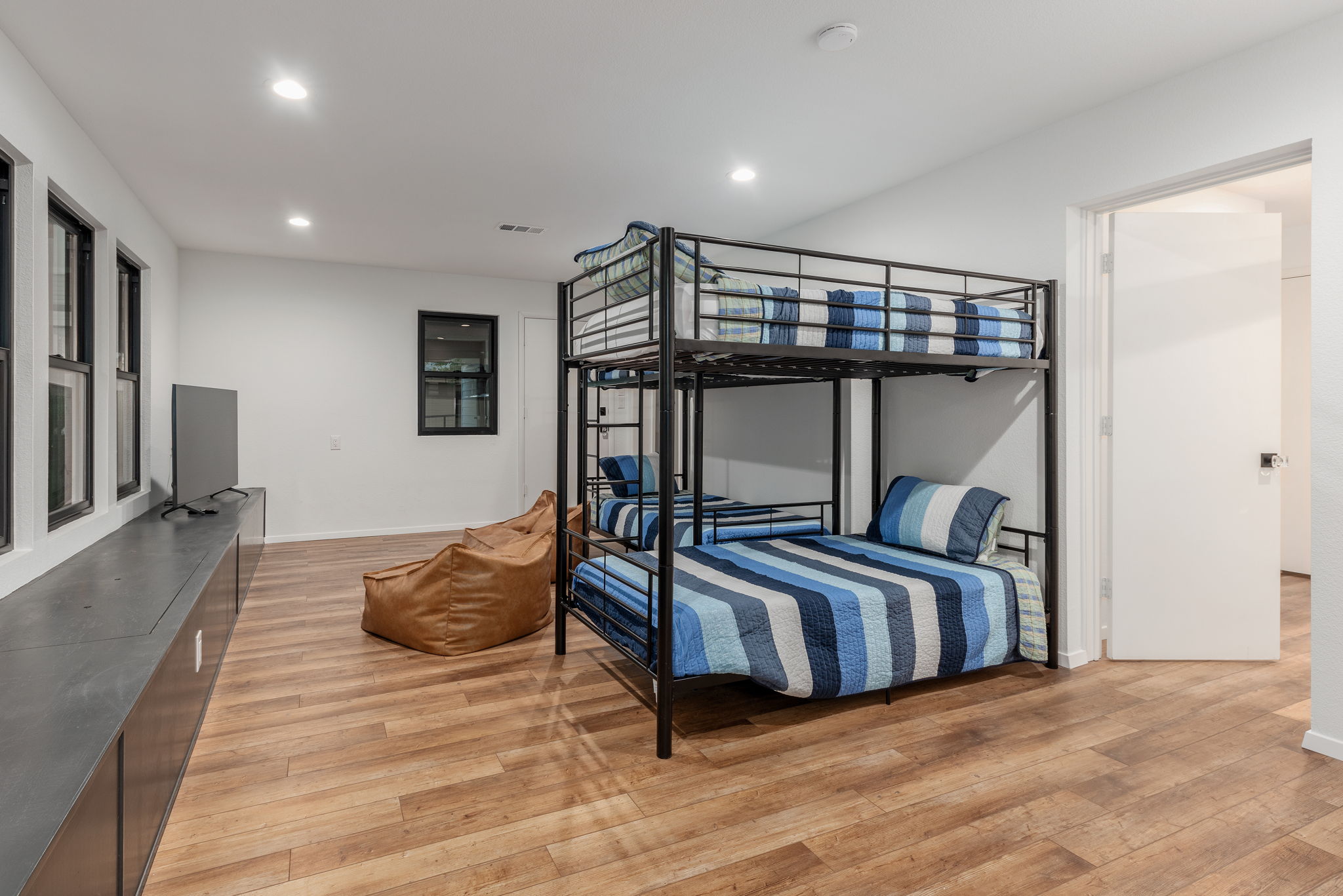 240 Canyon Dr, Whitney, TX 76692