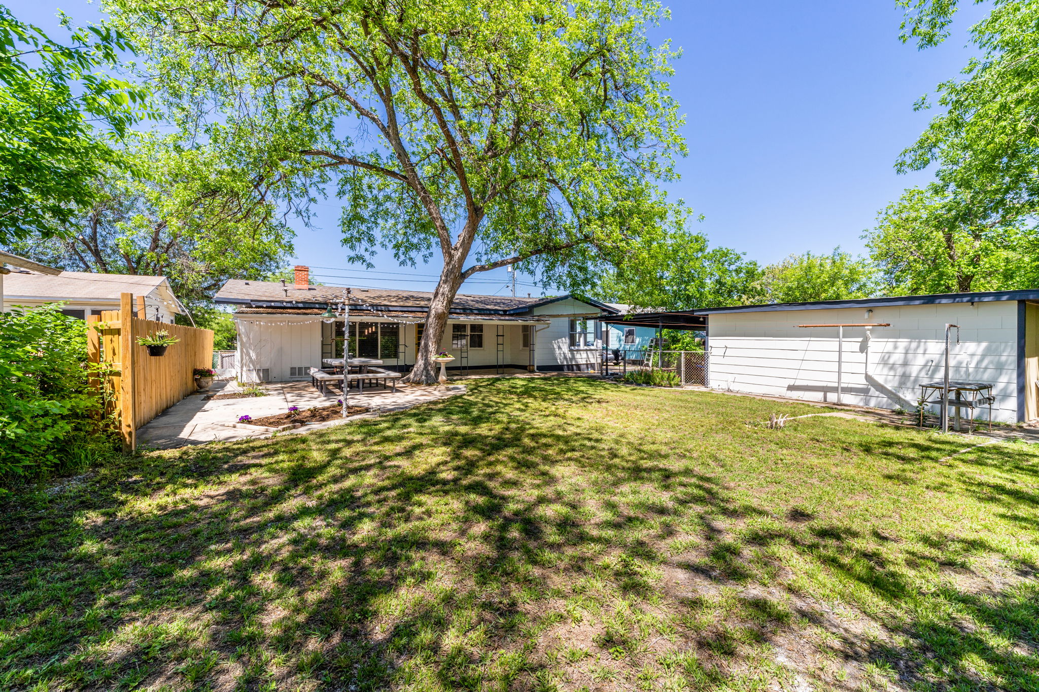2822 E Houston St, San Antonio, TX 78202 | Square Foot Photography