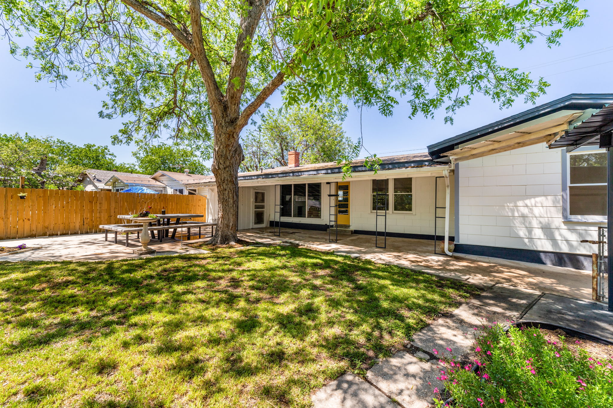 2822 E Houston St, San Antonio, TX 78202 | Square Foot Photography