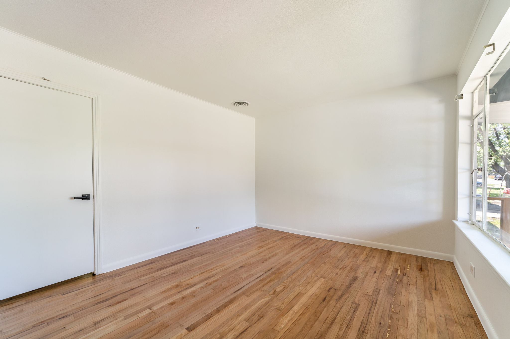 2822 E Houston St, San Antonio, TX 78202 | Square Foot Photography