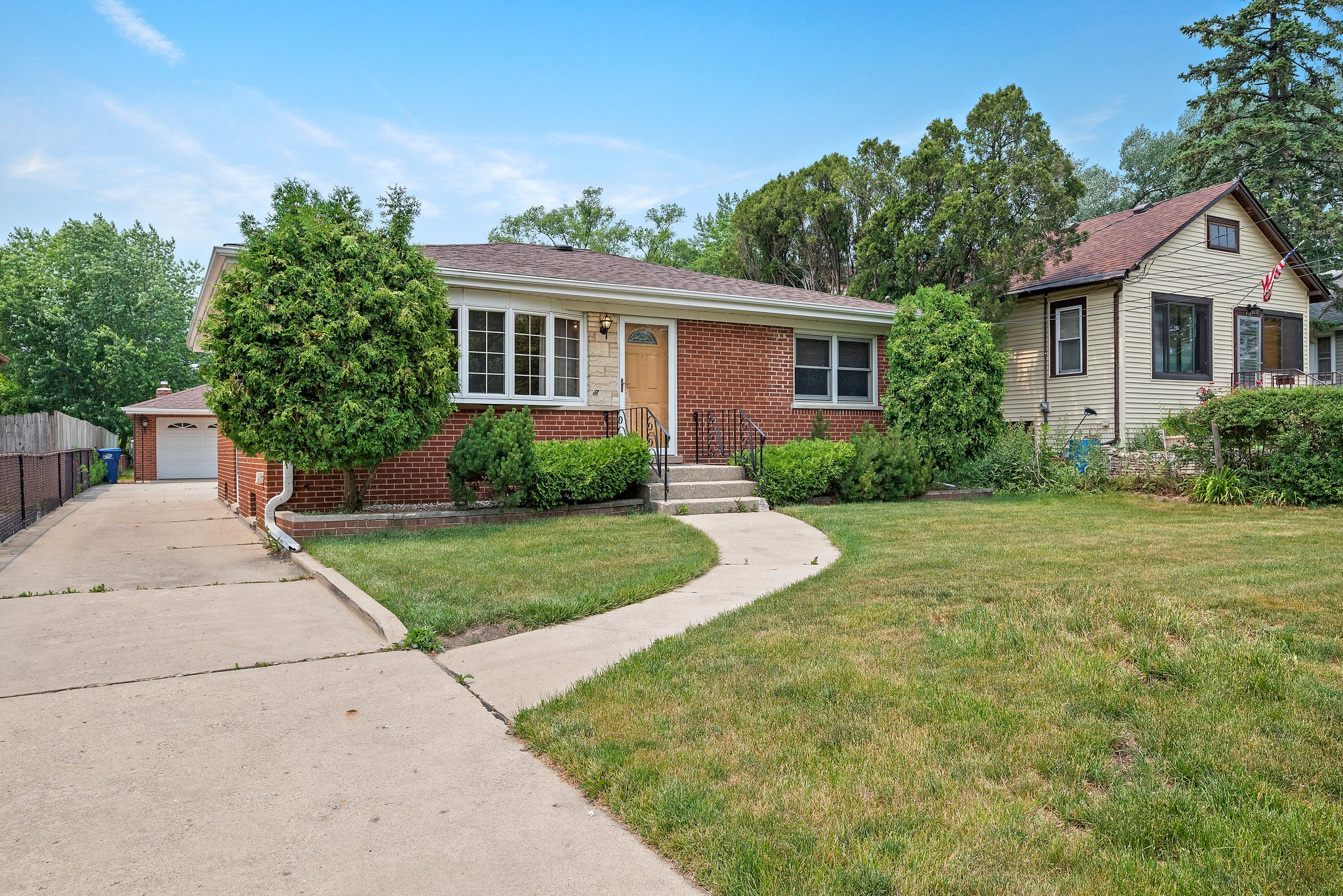 706 S Monterey Ave, Villa Park, IL 60181