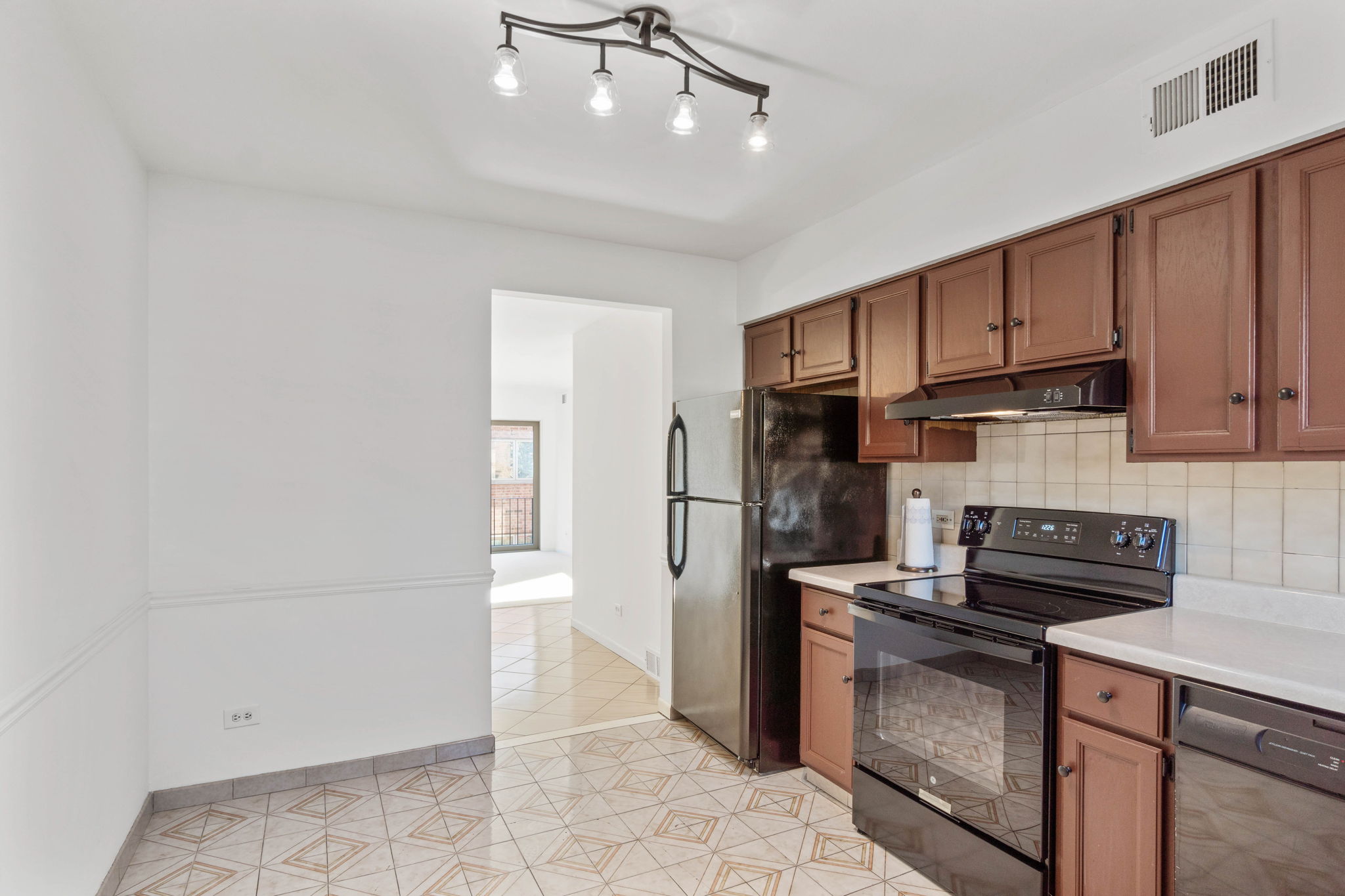 8423 W Gregory St #201, Chicago, IL 60656