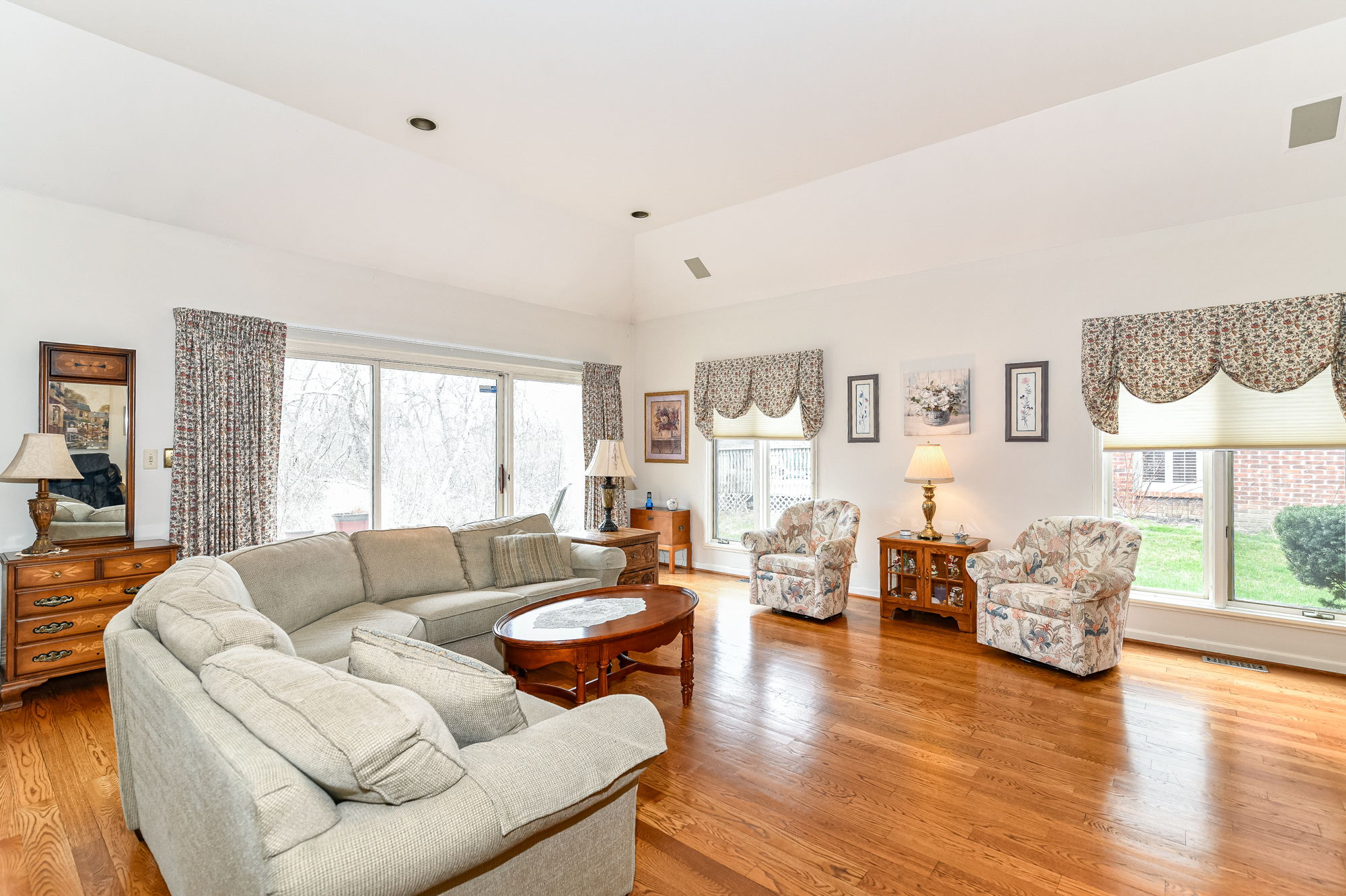 9476 Tamarack Dr, Indianapolis, IN 46260 | Indy Realty Pics